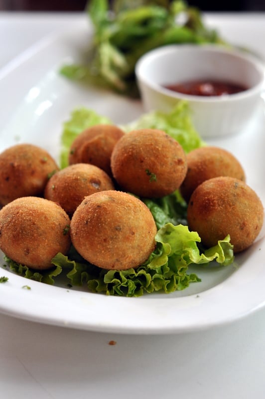 Leaping Windows Cafe : Where Comics, fun decor & food meet | sinamontales