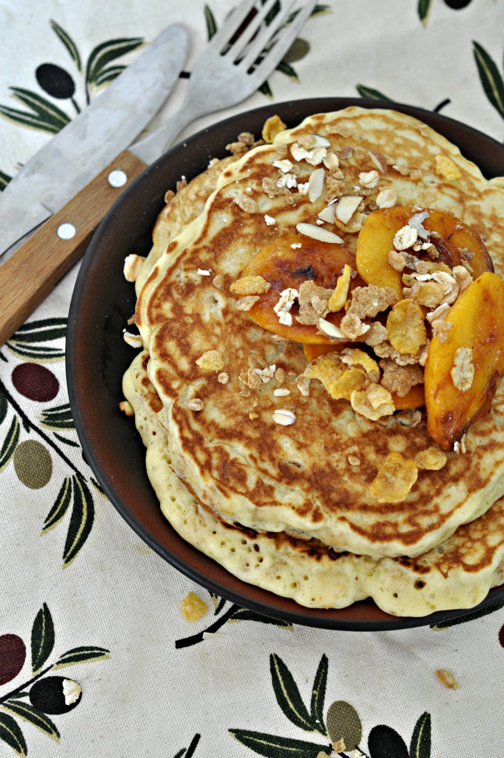 Muesli Pancakes with Caramelized Peaches Recipe | sinamontales
