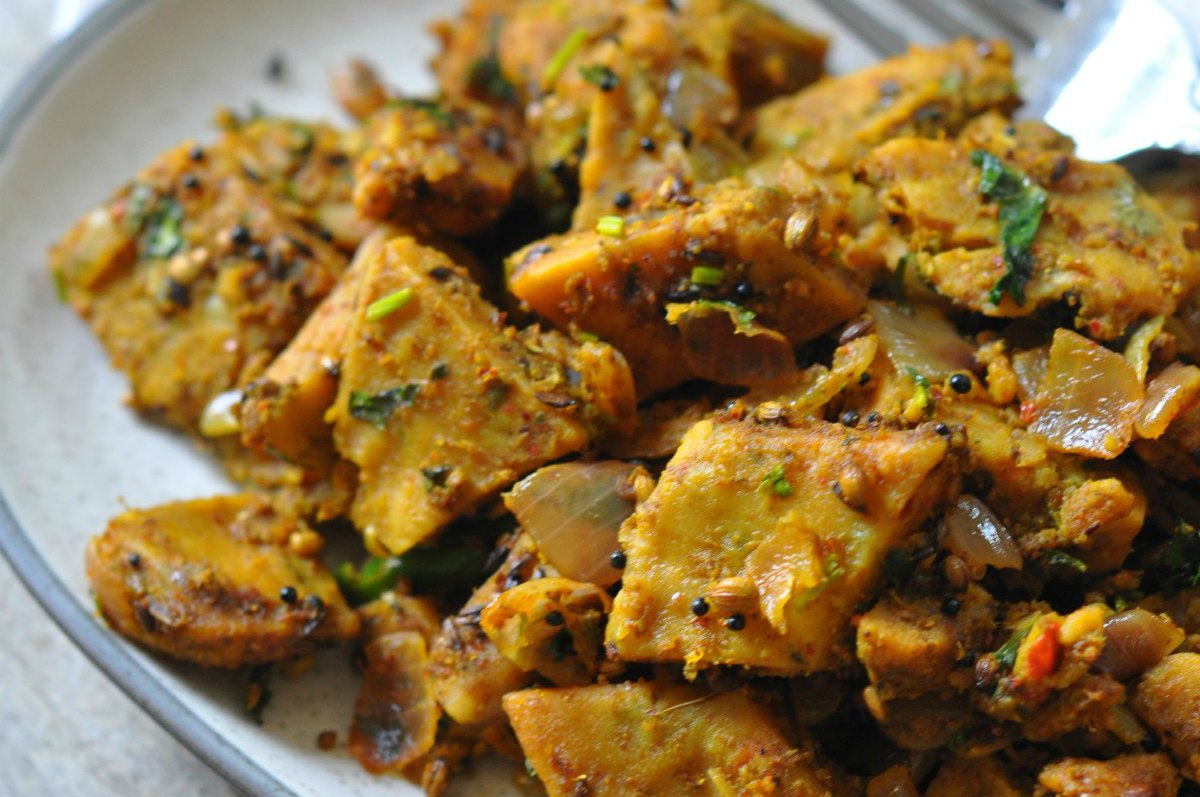 Steamed Besan Ki Sabji | Gram flour Dumplings Stir fry - Sinamon Tales